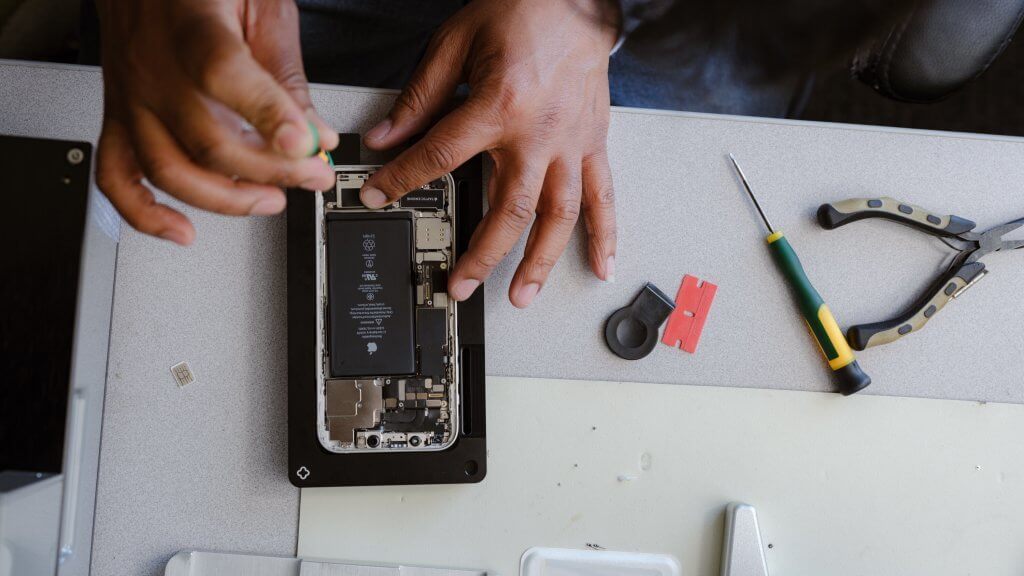 To DIY or not to DIY: Unpacking the Apple Self-Service Repair Kit